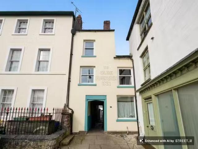 Nice 2 BA 4 bedroom terraced house for rent in Market Square.