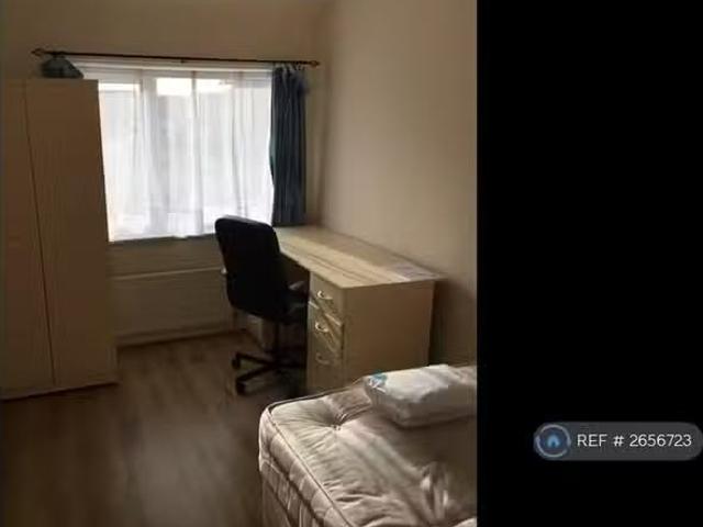 Nice 2 BA 4 bedroom terraced house for rent in Mitchell Avenue.