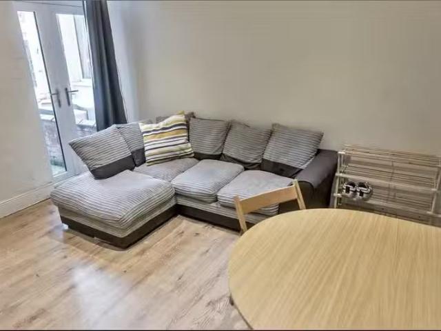 Nice 2 BA 4 bedroom terraced house for rent in Bolingbroke Roa.