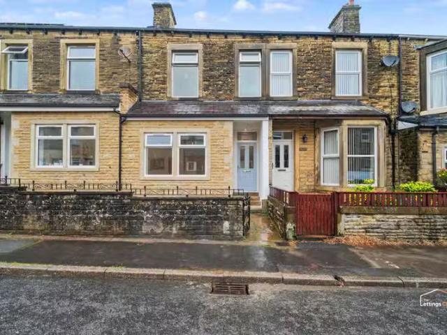 Cozy 2 BA 4 bedroom terraced house for rent in Wellhouse Road.
