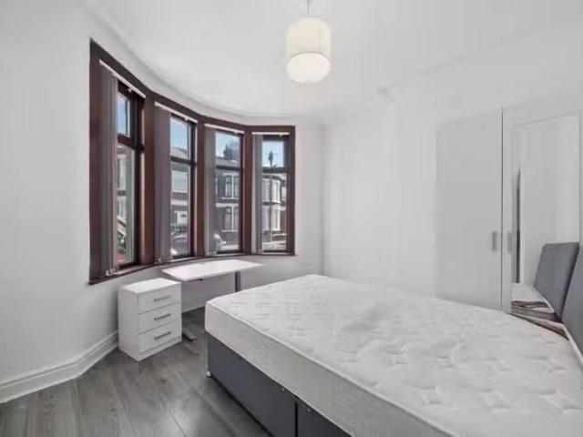 Nice 2 BA 4 bedroom terraced house for rent in 13 Classic Rd.
