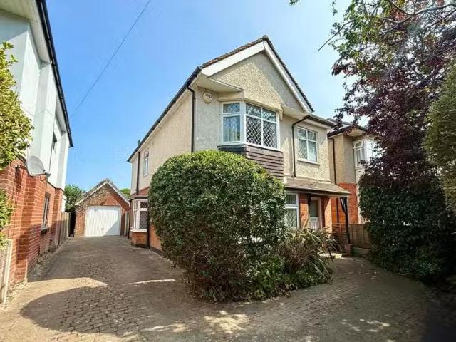 Deal! 2 BA 5 bedroom detached house for rent in De Lisle Road.