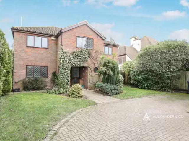 Deal! 2 BA 5 bedroom detached house for rent in Shootersway La.