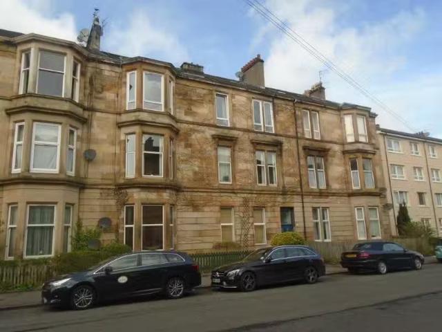 Cozy 2 BA 5 bedroom flat for rent in Kenmure Street, Glasgow.