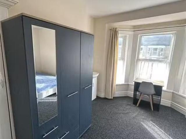 For Rent! 2 BA 5 bedroom house share for rent in Cranbrook Ave.
