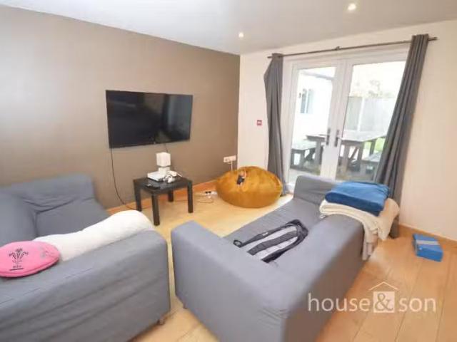 Charming 2 BA 5 bedroom semi detached house for rent in Avon R.