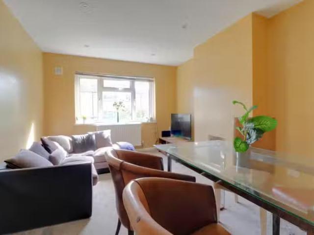 Cozy 2 BA 5 bedroom terraced house for rent in Hereford Street.