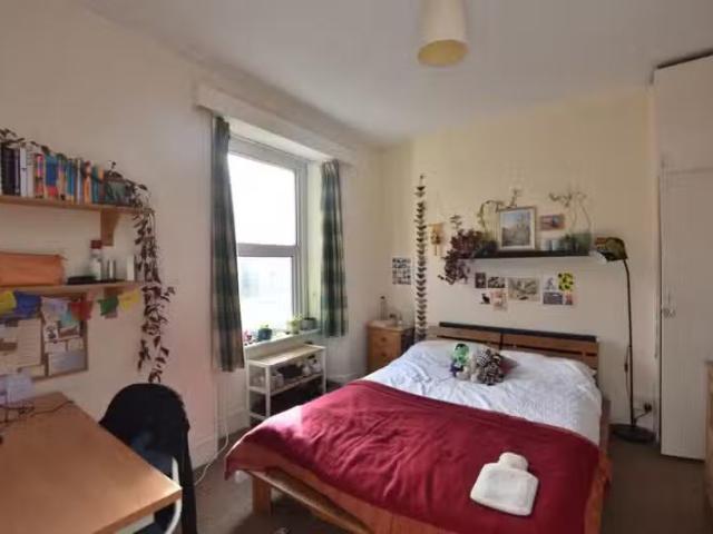 Deal! 2 BA 5 bedroom terraced house for rent in Wellington Par.