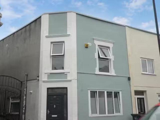 Nice 2 BA 6 bedroom end of terrace house for rent in North Str.