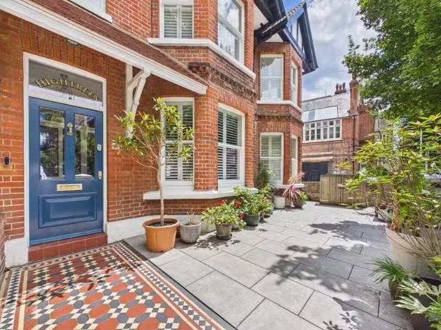 Cozy 2 BA 6 bedroom end of terrace house for rent in Warwick G.