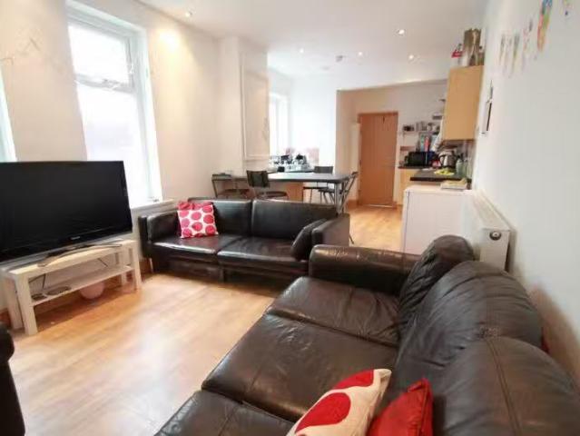 Charming 2 BA 6 bedroom terraced house for rent in Llanishen S.
