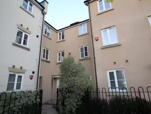 Cheap 2 BA 6 bedroom terraced house for rent in Wood Mead St.