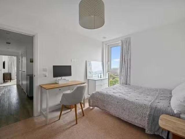 Cozy 2 bed flat to rent in Malmo Tower, SE8, London