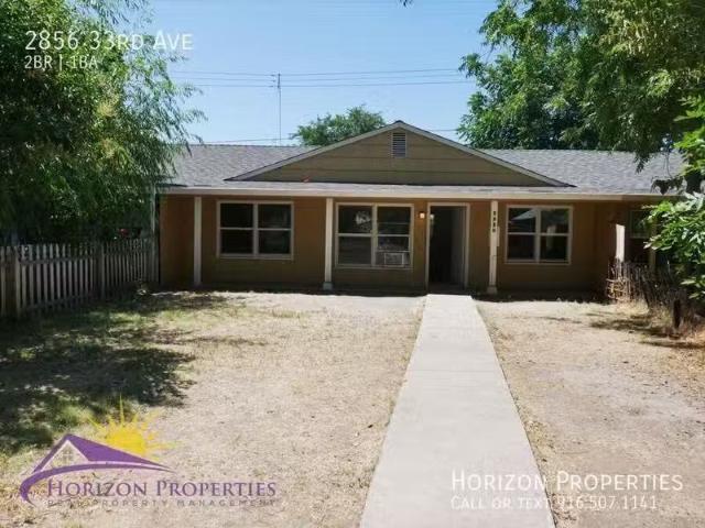 Cozy 2 Bed 1 Bath 700 sqft Sacramento Triplex 2856 33rd Ave