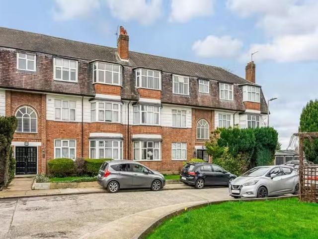 Cozy 2 bedroom apartment for rent in Churchfields, London, E18