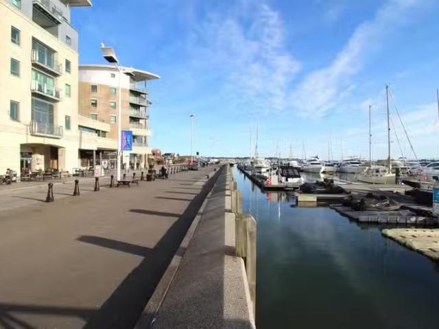 Charming 2 bedroom apartment for rent in Dolphin Quays, The Qu.