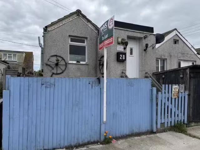 Cozy 2 bedroom chalet for rent in Riley Avenue, Jaywick, Clact.