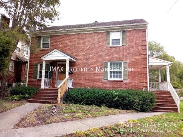 Cozy, 2 bedroom duplex apartment in Raleigh Court!