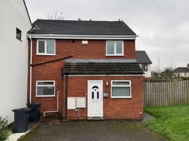 Rental! 2 bedroom flat for rent in St Peters Mews, Rock Ferry.