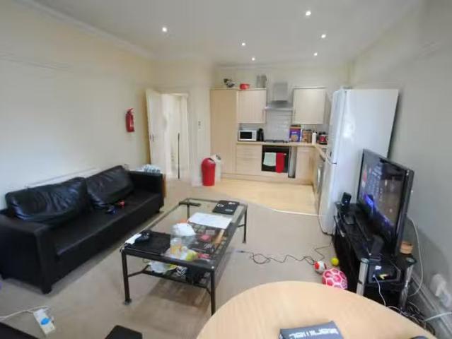 Just in! 2 bedroom flat for rent in Student flat on Rushton Cr.