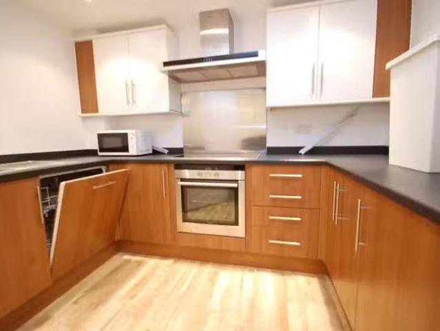 Cozy 2 bedroom Flat to rent, Station Road, Egham, TW20 £1,800.