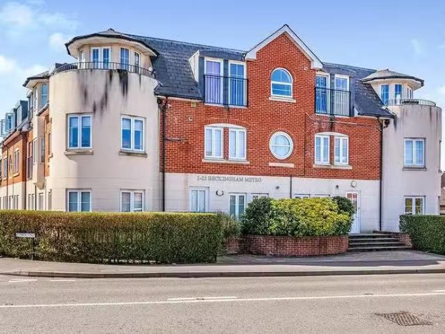 Nice 2 bedroom Flat to rent, Station Road, Egham, TW20 £1,800.