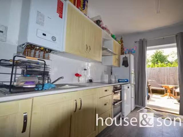 New 2 bedroom ground floor flat for rent in Victoria Avenue, W.