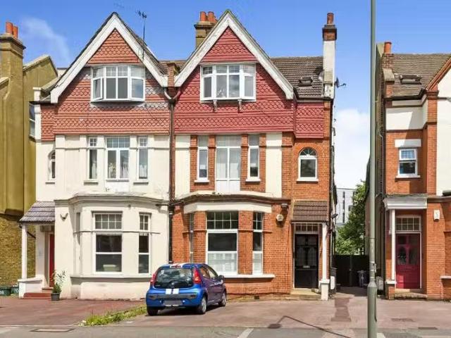 Nice 2 bedroom ground floor flat for rent in Queen Anne Avenue.