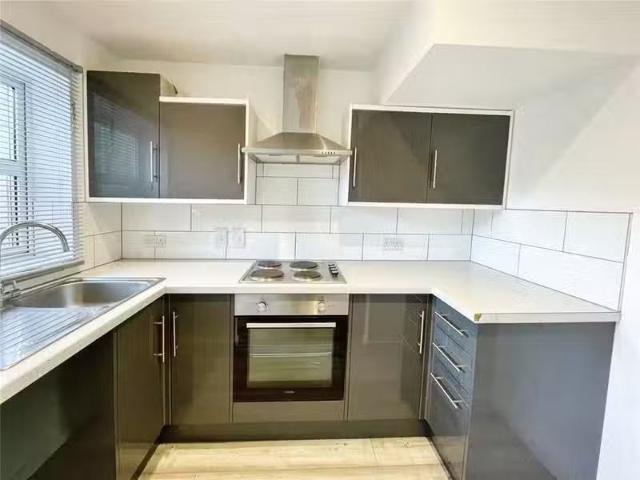 Charming 2 bedroom Semi Detached House to rent, Stonebridge Cl.