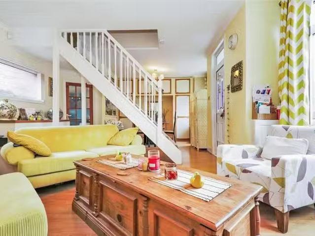 Cozy 2 bedroom Semi Detached House to rent, Purrett Road, Lond.