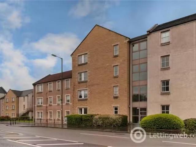 Charming 2 BR Property to rent in 114, Lindsay Road, Edinburgh.