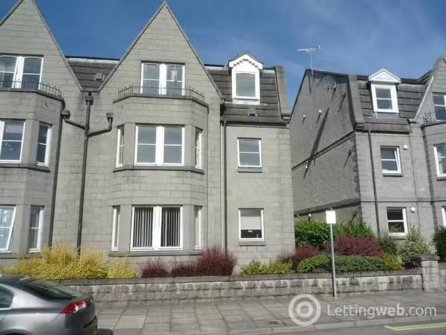 Cozy 2 BR Property to rent in 15 Albury Gardens, Aberdeen, AB1.
