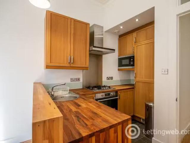 Nice 2 BR Property to rent in Brunswick Street, Edinburgh, EH7