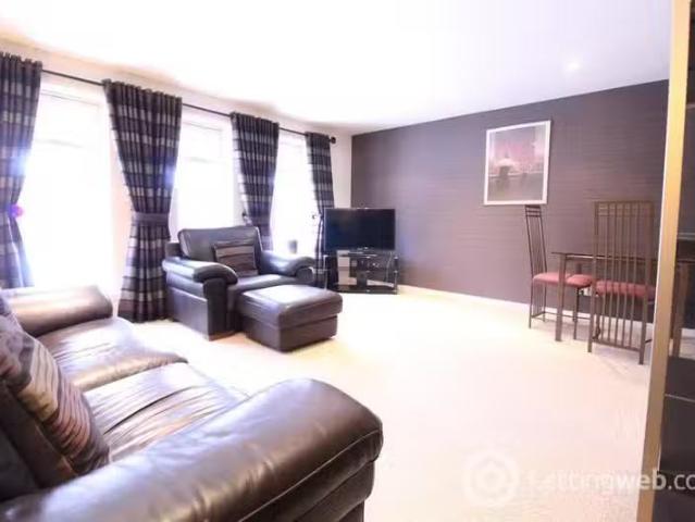 Cozy 2 BR Property to rent in Dempsey Court, Queens Lane North.
