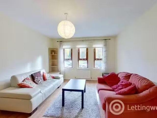 Cozy 2 BR Property to rent in Henderson Street, Glasgow, G20