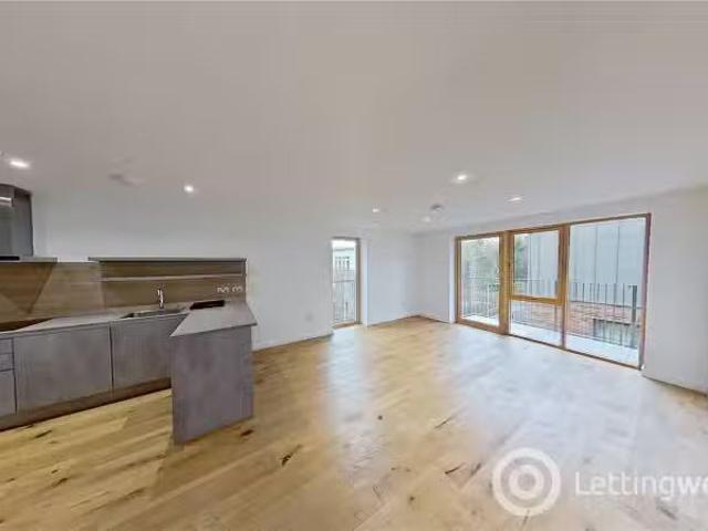 Charming 2 BR Property to rent in Hughes Close, Edinburgh, EH7