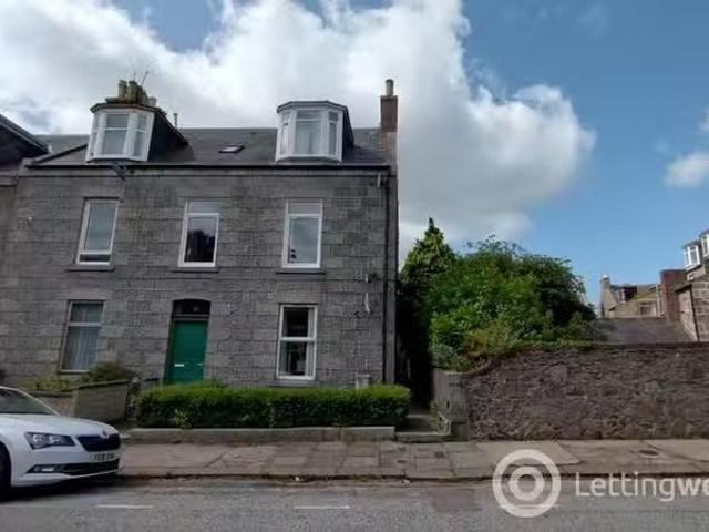 Just in! 2 BR Property to rent in Jamaica Street, First Floor.