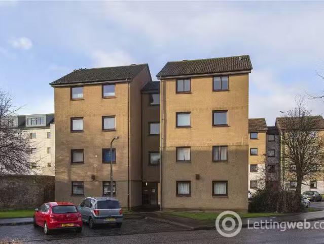 Cozy 2 BR Property to rent in North Hillhousefield, Edinburgh.
