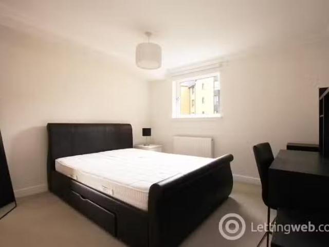 Unique 2 BR Property to rent in Oban Drive, North Kelvinside.