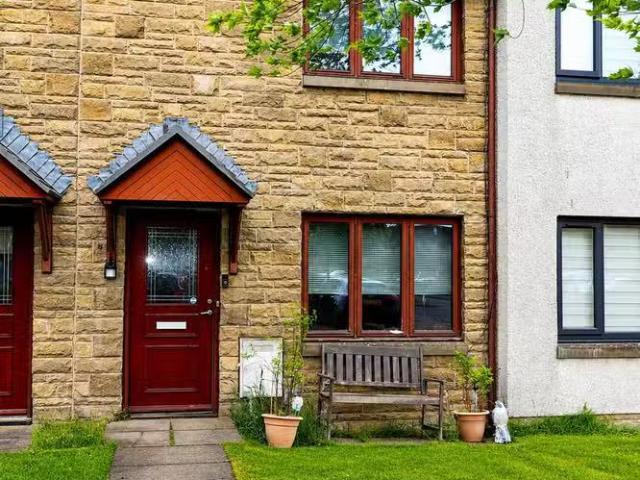 Cozy 2 BR Property to rent in Old Hall Knowe Court, Bathgate