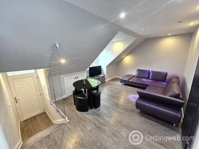 Charming 2 BR Property to rent in Roslin Terrace, City Centre.
