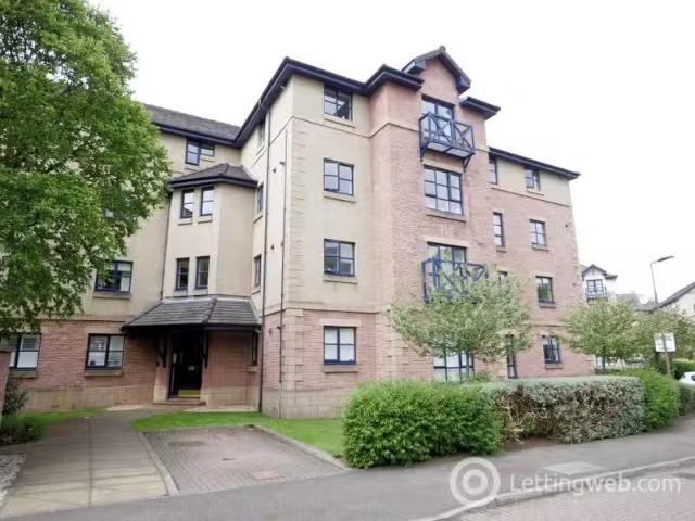 Deal! 2 BR Property to rent in Russell Gardens, Roseburn, Edin.