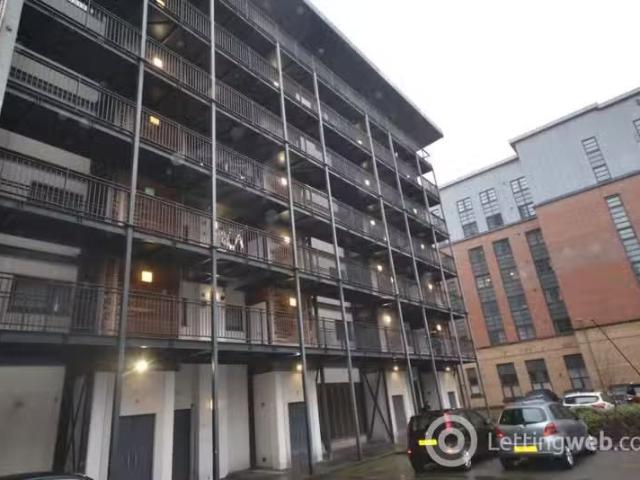 Nice 2 BR Property to rent in Salamander Court, Leith, Edinbur.