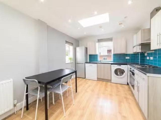 Nice 3 BA 3 bedroom flat for rent in Love Lane, Pinner, HA5
