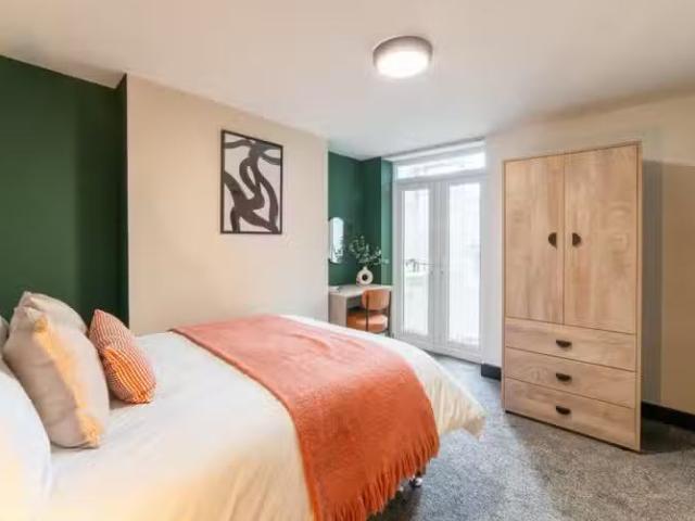 Cozy 3 BA 3 bedroom house of multiple occupation for rent in A.