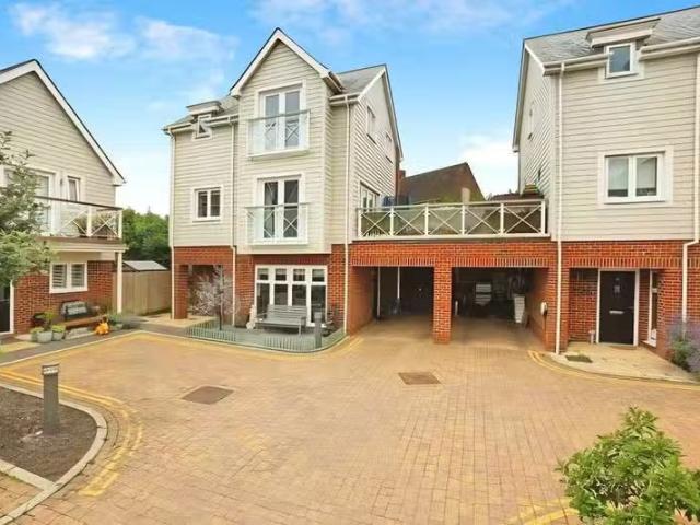 Charming 3 BA 3 bedroom Link Detached House to rent, Chapman C.