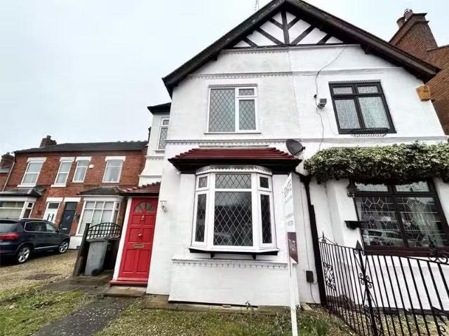 Cozy 3 BA 3 bedroom semi detached house for rent in School Roa.