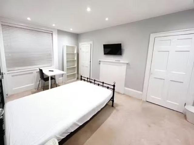 New 3 BA 1 bedroom Room to rent, 48a High Street, Rochester, M.