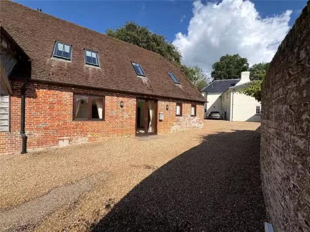Rental! 3 BA 2 bedroom semi detached house for rent in Bentwor.
