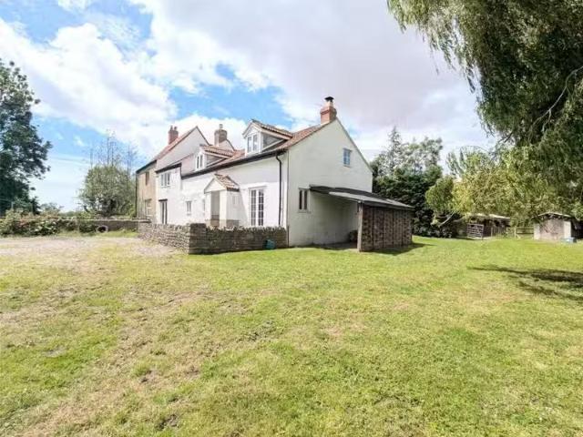Cozy 3 BA 7 bedroom detached house for rent in Shepperdine Roa.
